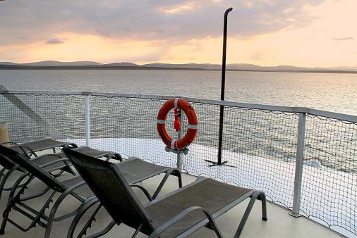 Shayamanzi Houseboat - Lake Jozini / Pongolapoort Dam Accommodation.