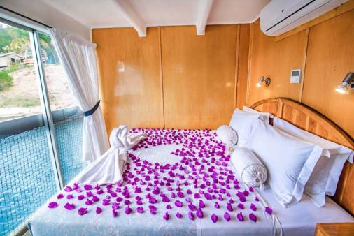 Shayamanzi Houseboat - Lake Jozini / Pongolapoort Dam Accommodation.